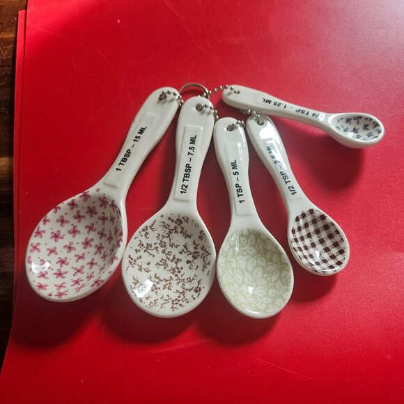 Rae Dunn | Kitchen | Rae Dunn Measuring Spoons Different Size Different ...